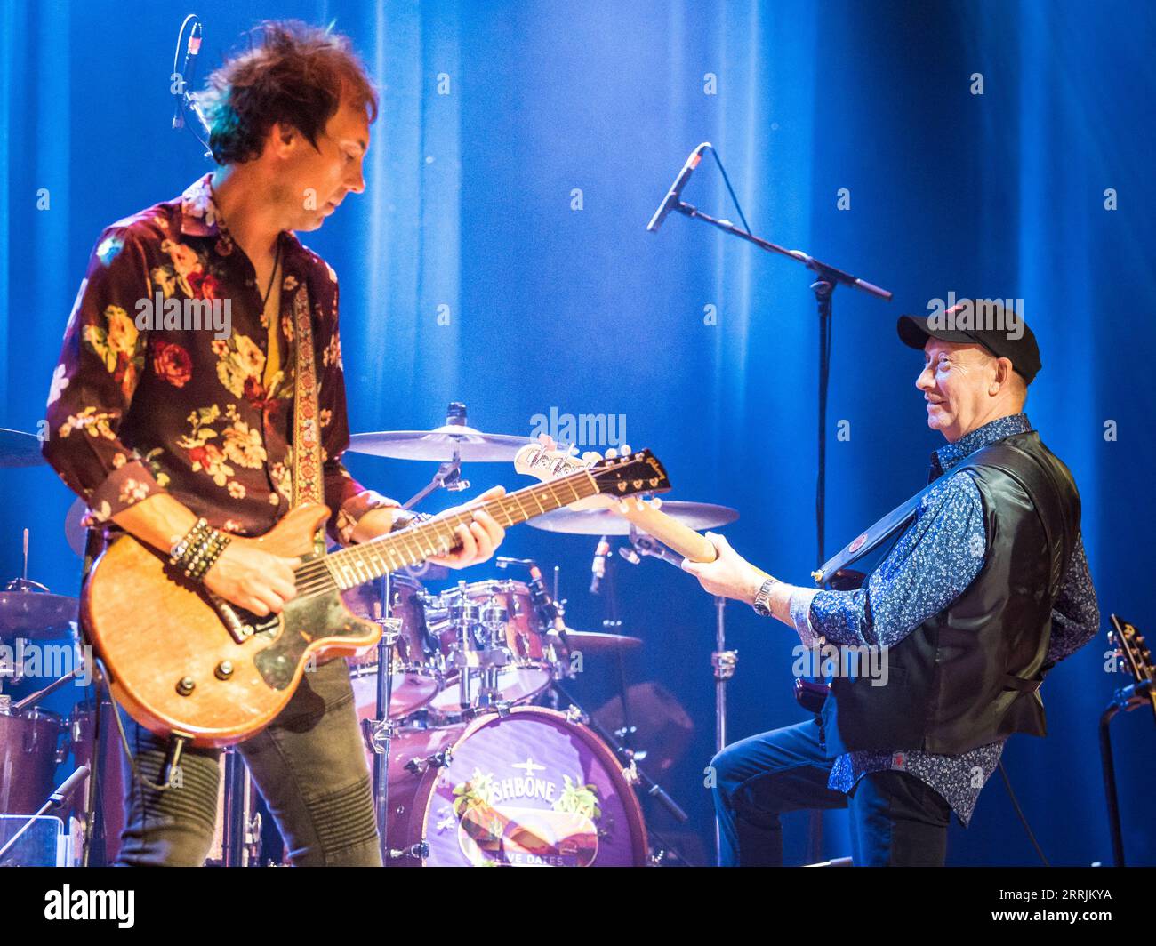 Bob Skeat on bass & Mark Abrahams on guitar Stock Photo - Alamy