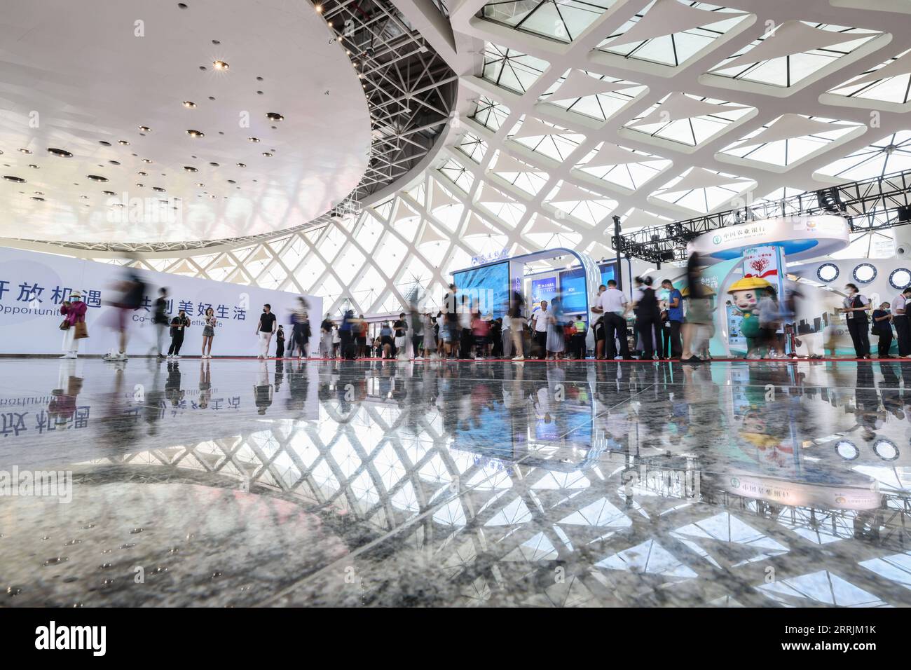 220729 -- HAIKOU, July 29, 2022 -- Visitors are seen at the second ...