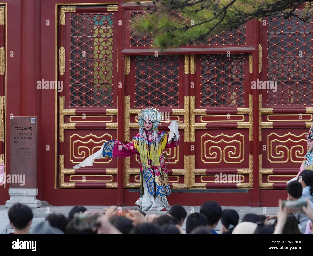 220731 -- BEIJING, July 31, 2022 -- People watch a Peking opera ...