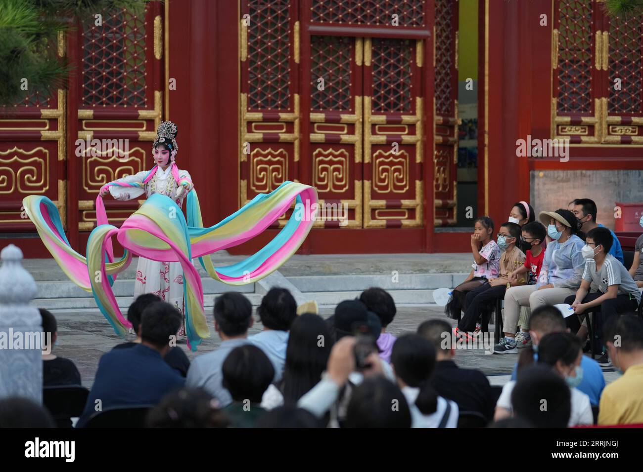 220731 -- BEIJING, July 31, 2022 -- People watch a Peking opera ...