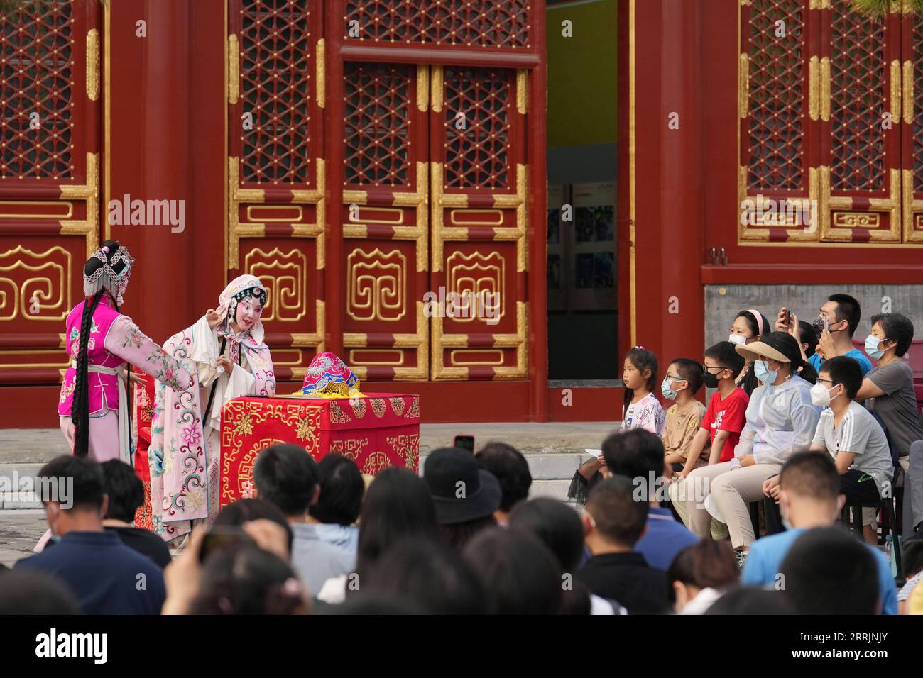 220731 -- BEIJING, July 31, 2022 -- People watch a Kunqu opera ...