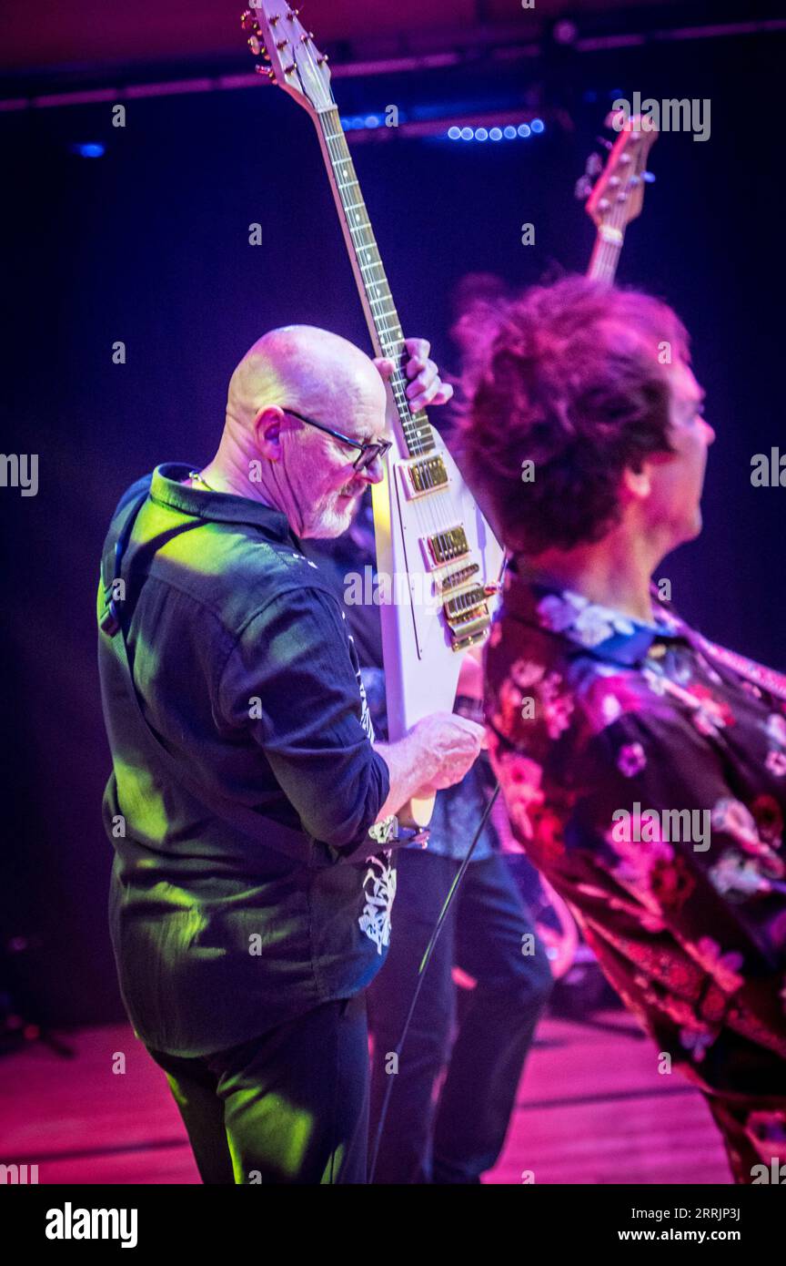 Andy Powell on vocals & guitar Stock Photo - Alamy