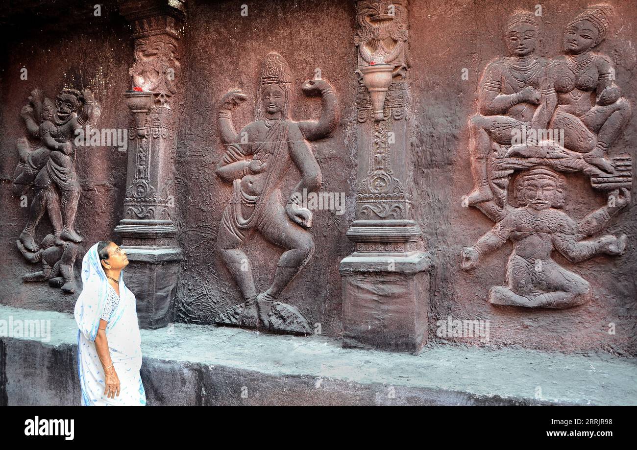 Indian worshippers pray to symbolic gods at West Bengal in India Stock ...