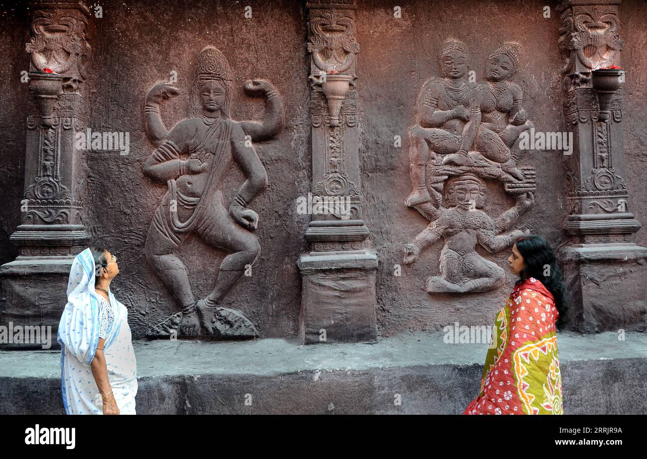 Indian worshippers pray to symbolic gods at West Bengal in India Stock ...