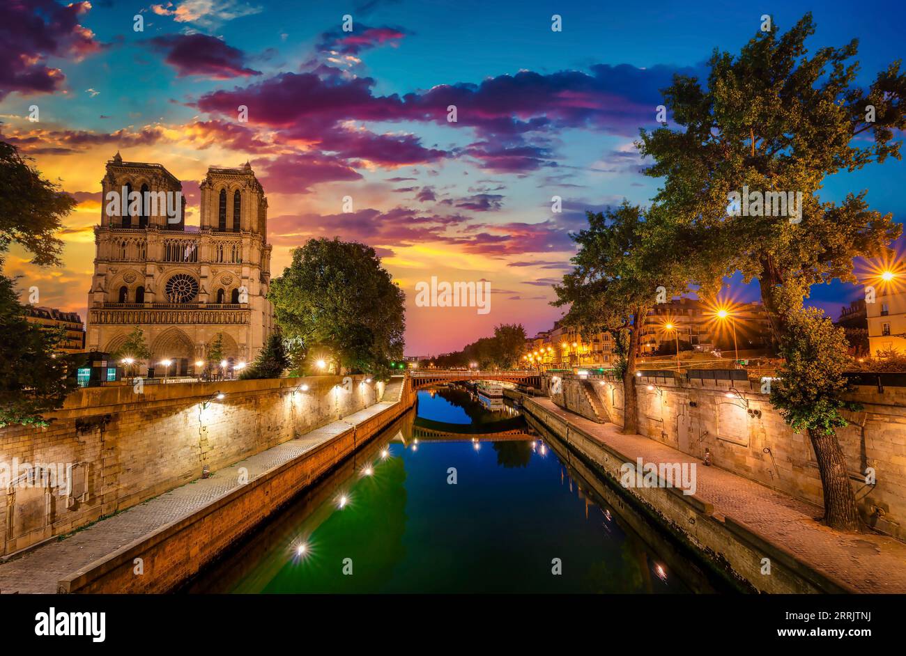 Sunrise over notre dame de paris and river seine hi-res stock photography and images - Alamy