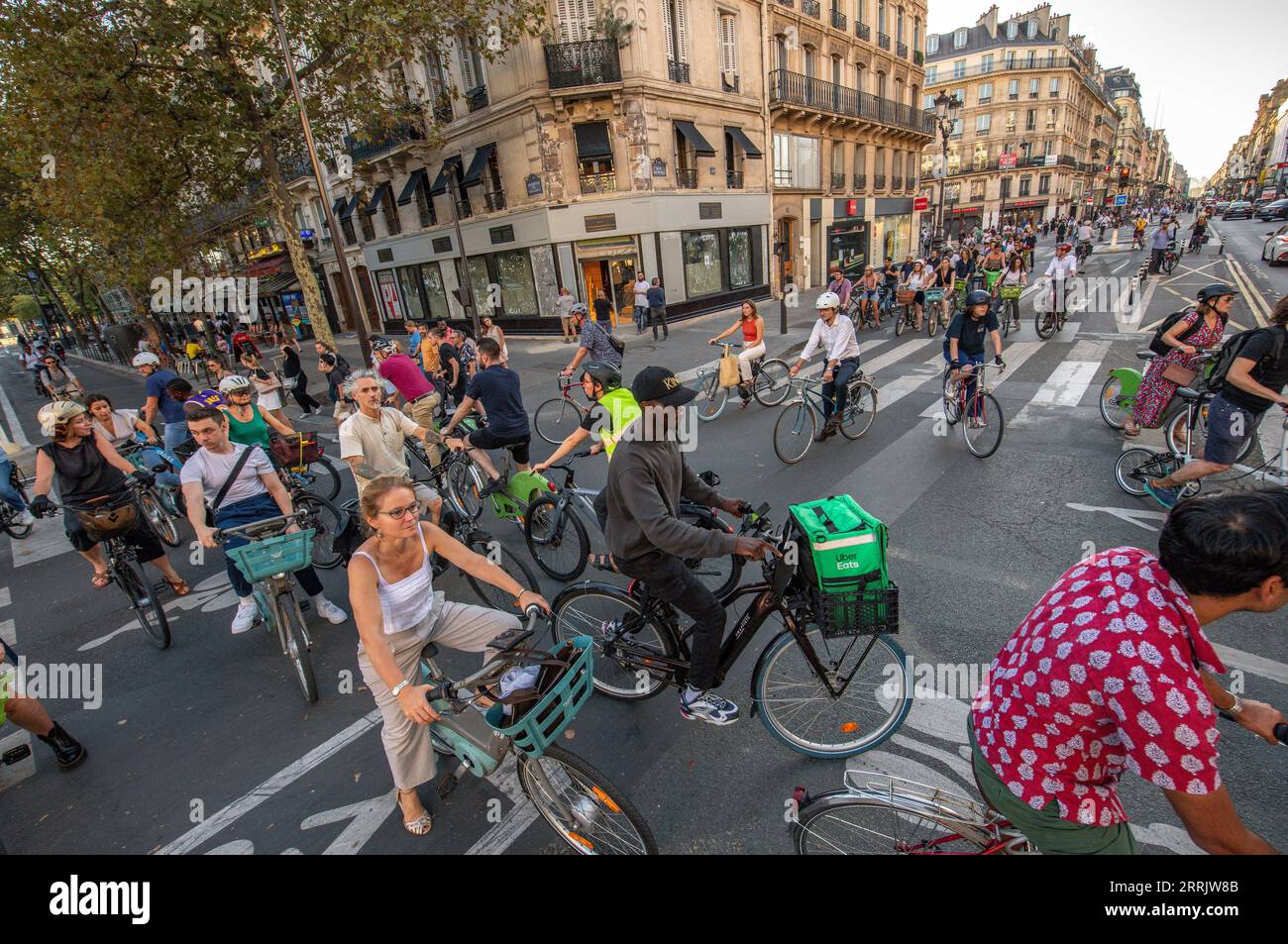 Bike lanes paris hi-res stock photography and images - Alamy