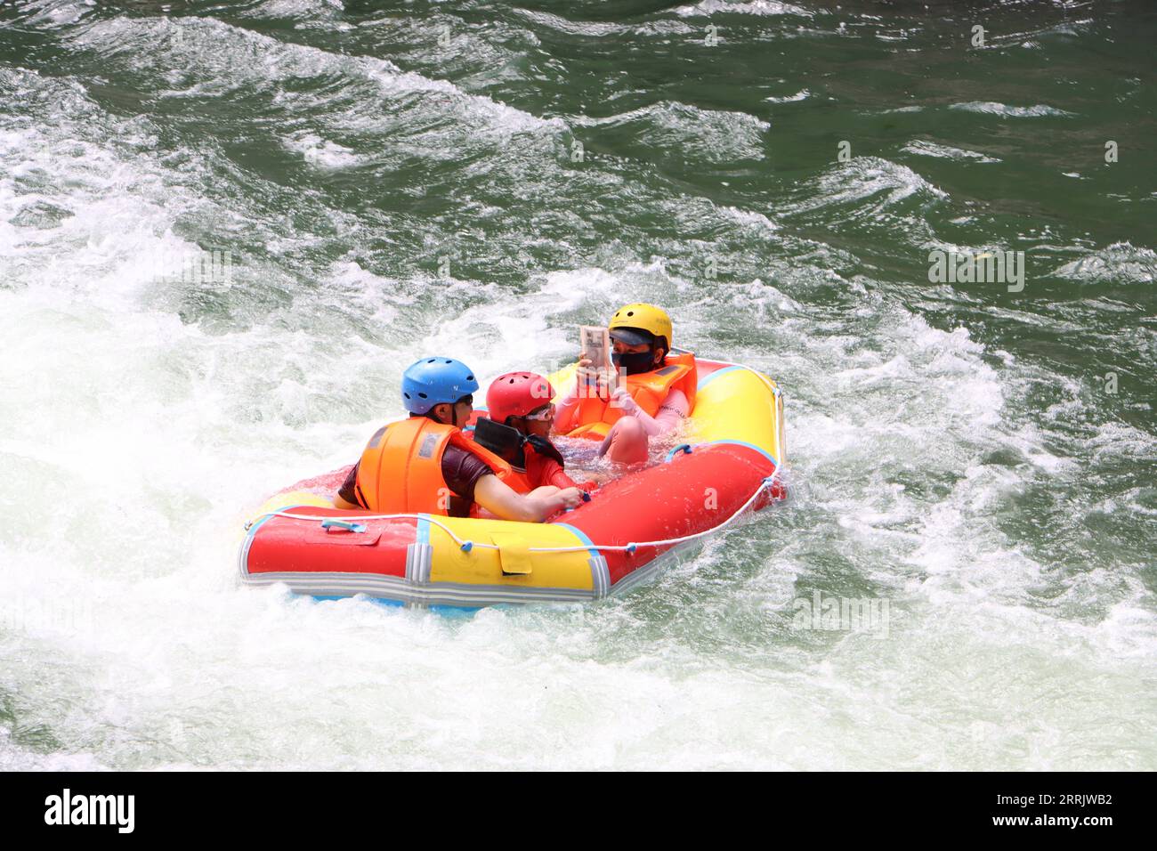 220810 -- KAIYANG, Aug. 10, 2022 -- Tourists float down a river on a ...