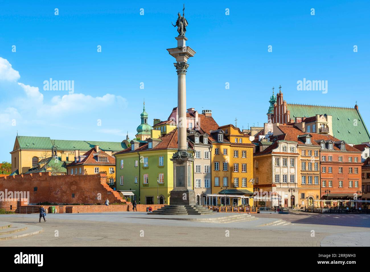 Old town in Warsaw, Poland. The Royal Castle and Sigismund's Column ...