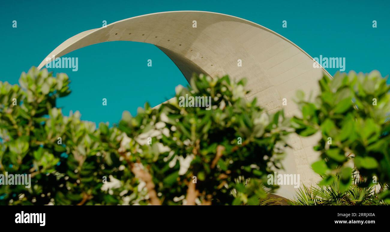 Exterior modern white wave shaped building hi-res stock photography and ...