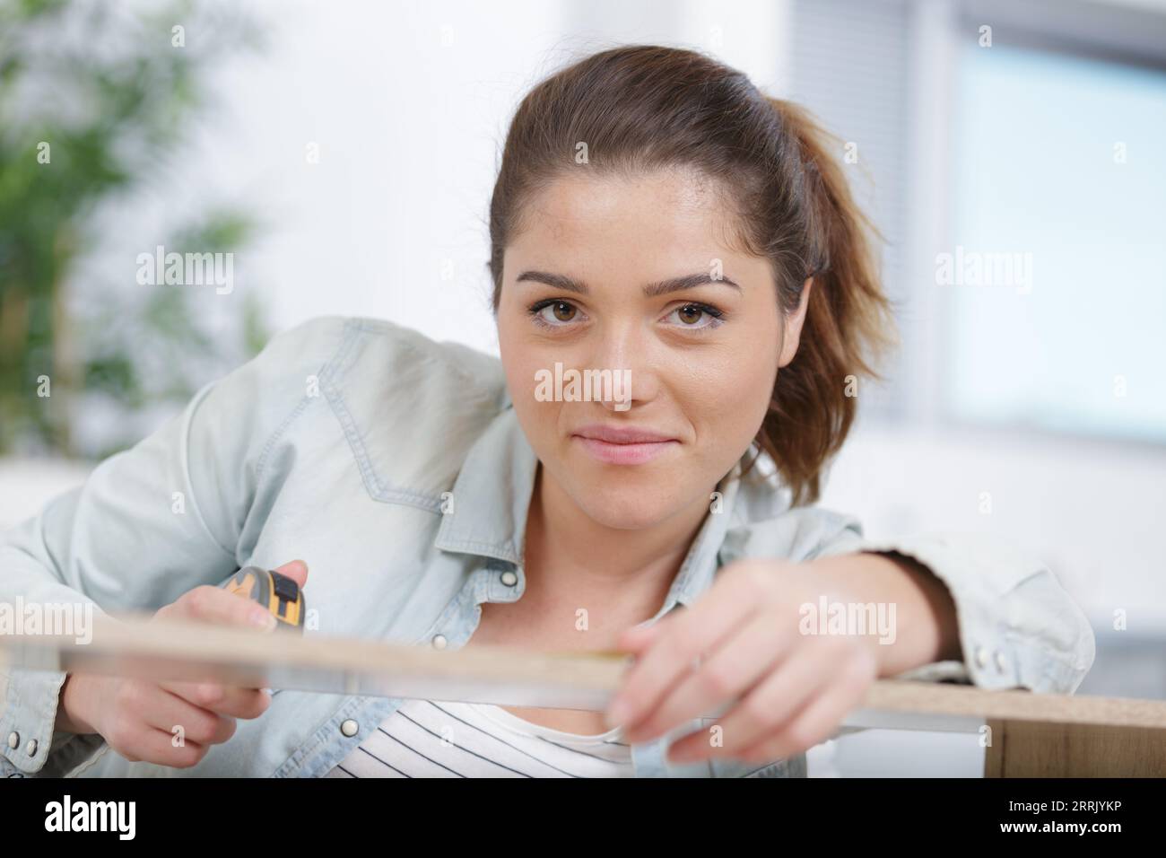 woman assembling wooden furniture diy Stock Photo - Alamy