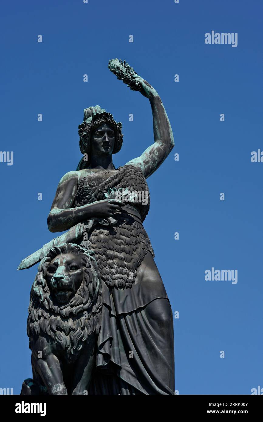 Colossal bronze statue hi-res stock photography and images - Alamy