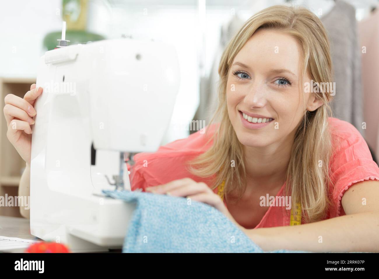 portrait of woman using sewing machine Stock Photo - Alamy