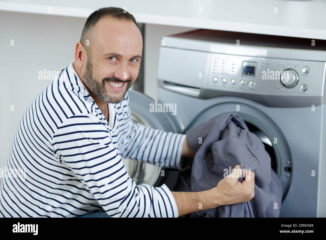 Man unloading washing machine hi-res stock photography and images - Alamy