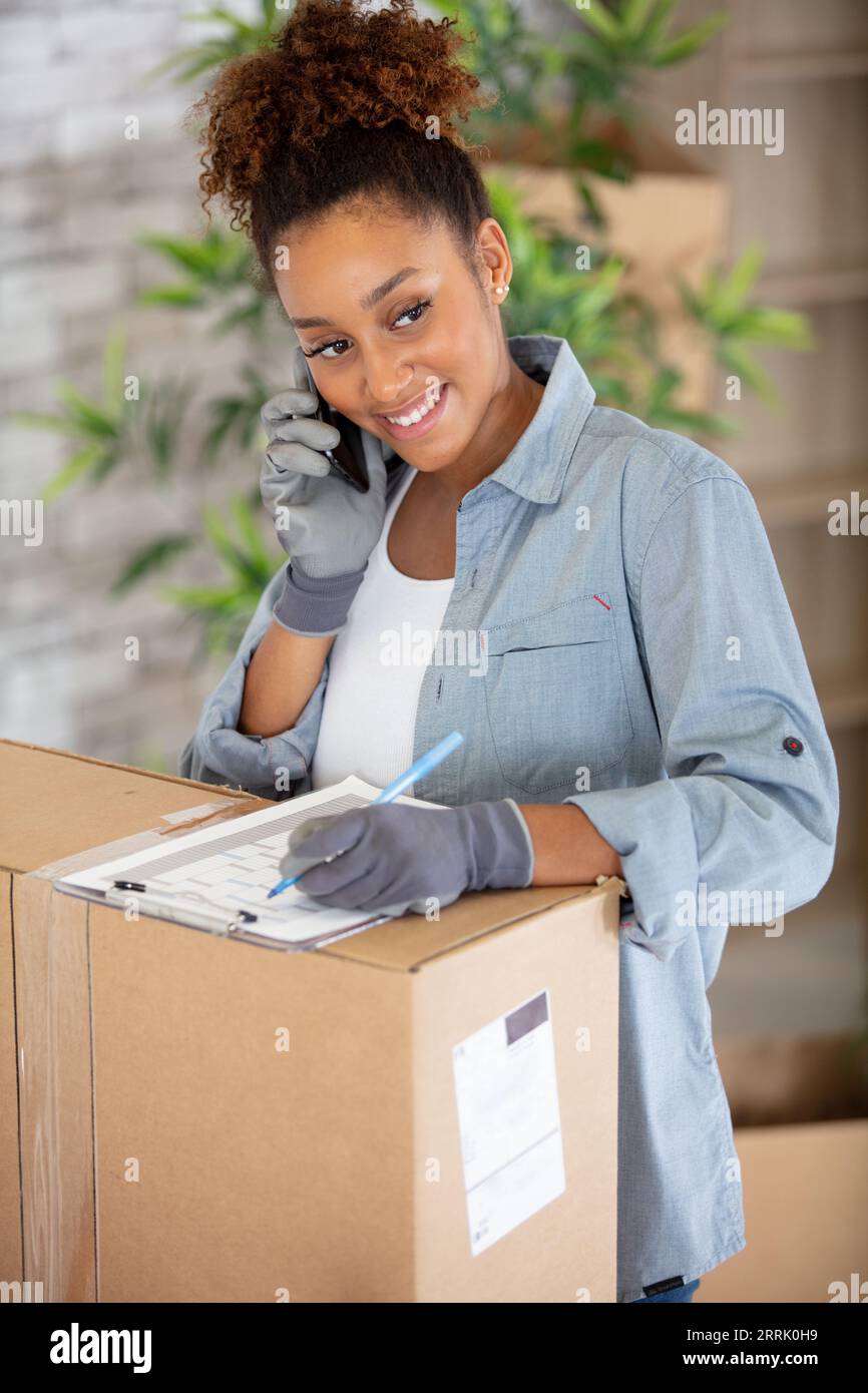 Female mover apartment hi-res stock photography and images - Alamy