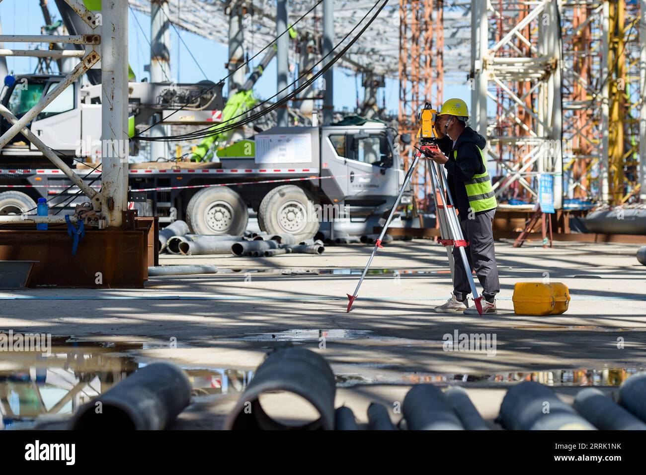 220815 -- HOHHOT, Aug. 15, 2022 -- A laborer works at the construction ...