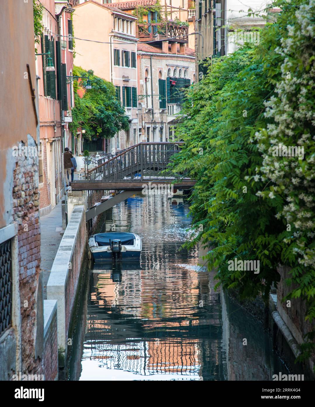 Canals boats bridges in hi-res stock photography and images - Alamy