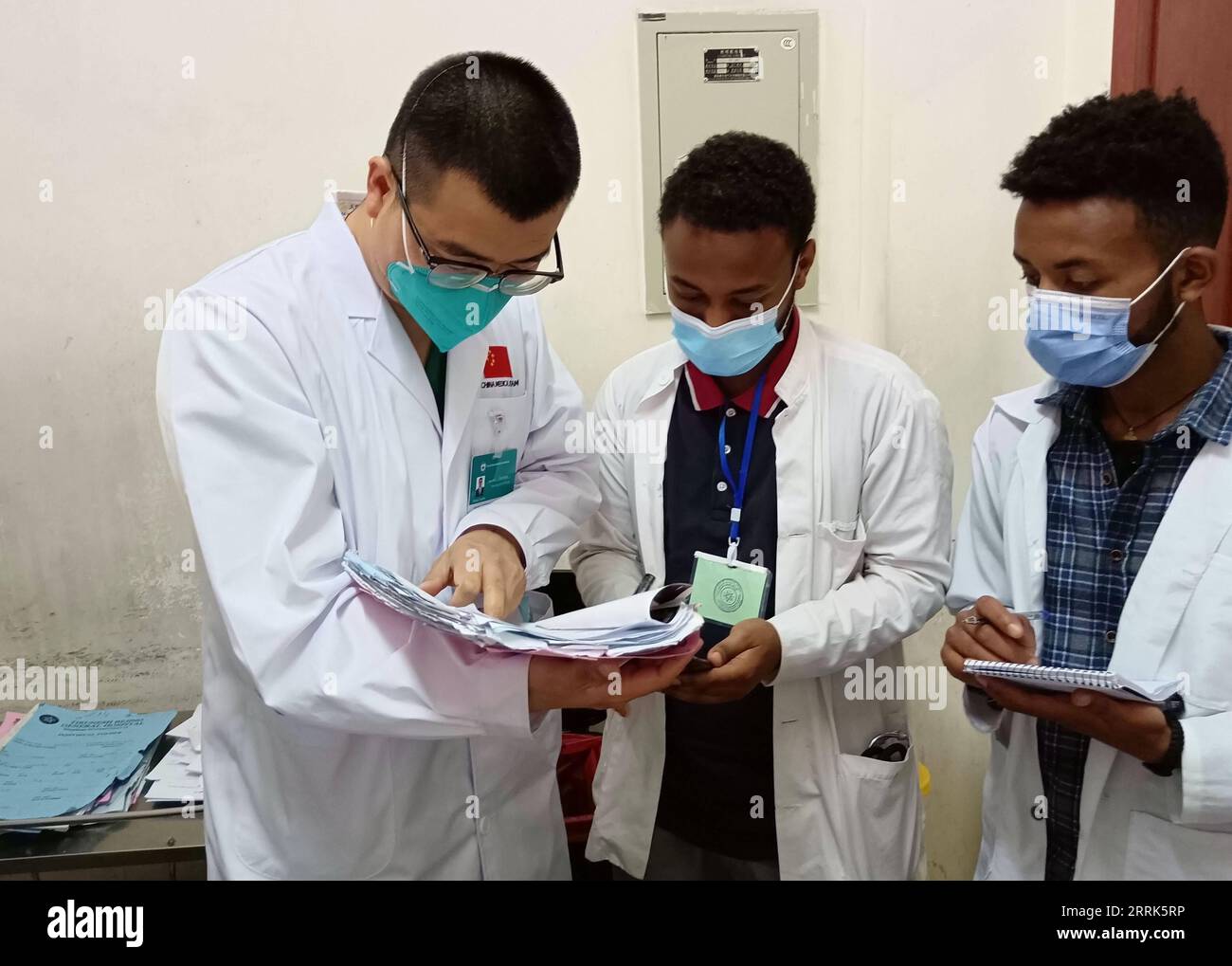 220820 -- ADDIS ABABA, Aug. 20, 2022 -- A Chinese doctor exchanges with ...
