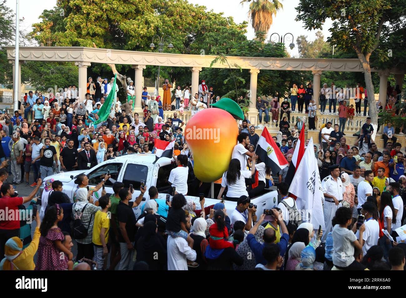220820 -- ISMAILIA, Aug. 20, 2022 -- People visit a mango festival in ...