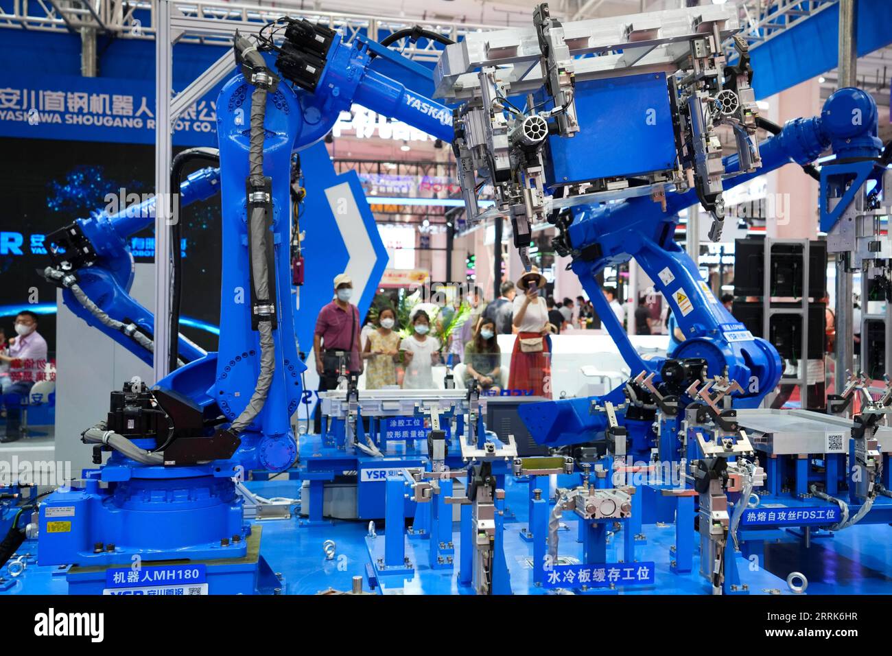 220821 -- BEIJING, Aug. 21, 2022 -- A battery-box production line is on ...
