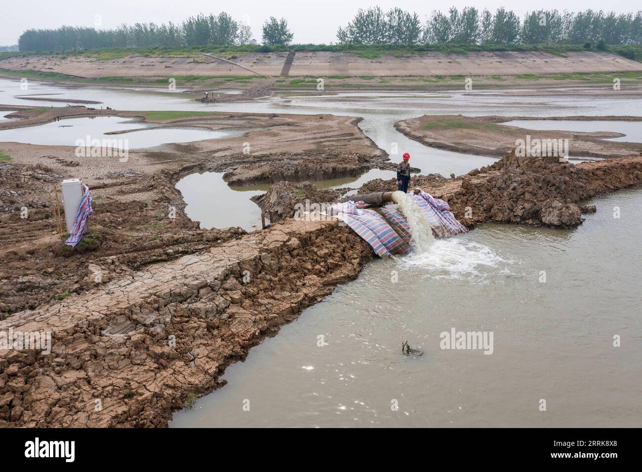 China water pumping irrigation hi-res stock photography and images - Alamy