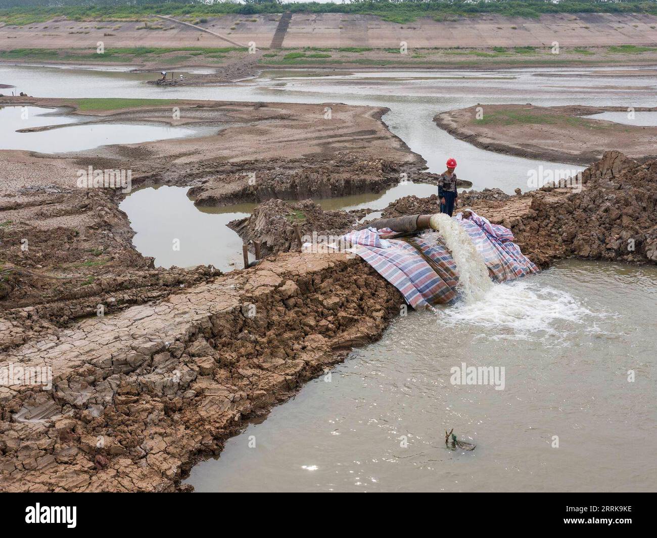 China water pumping irrigation hi-res stock photography and images - Alamy