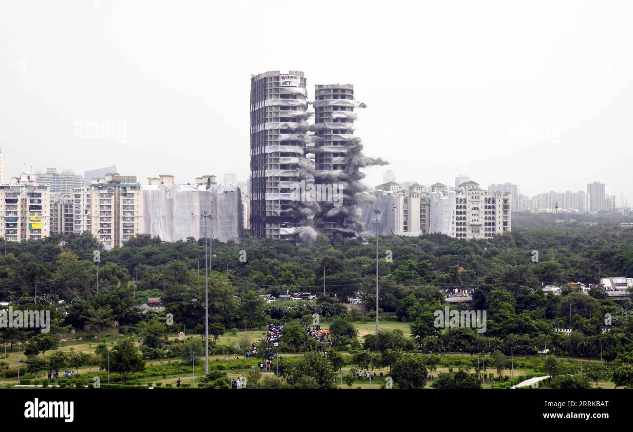 220828 -- NOIDA, Aug. 28, 2022 -- The Supertech twin towers are ...