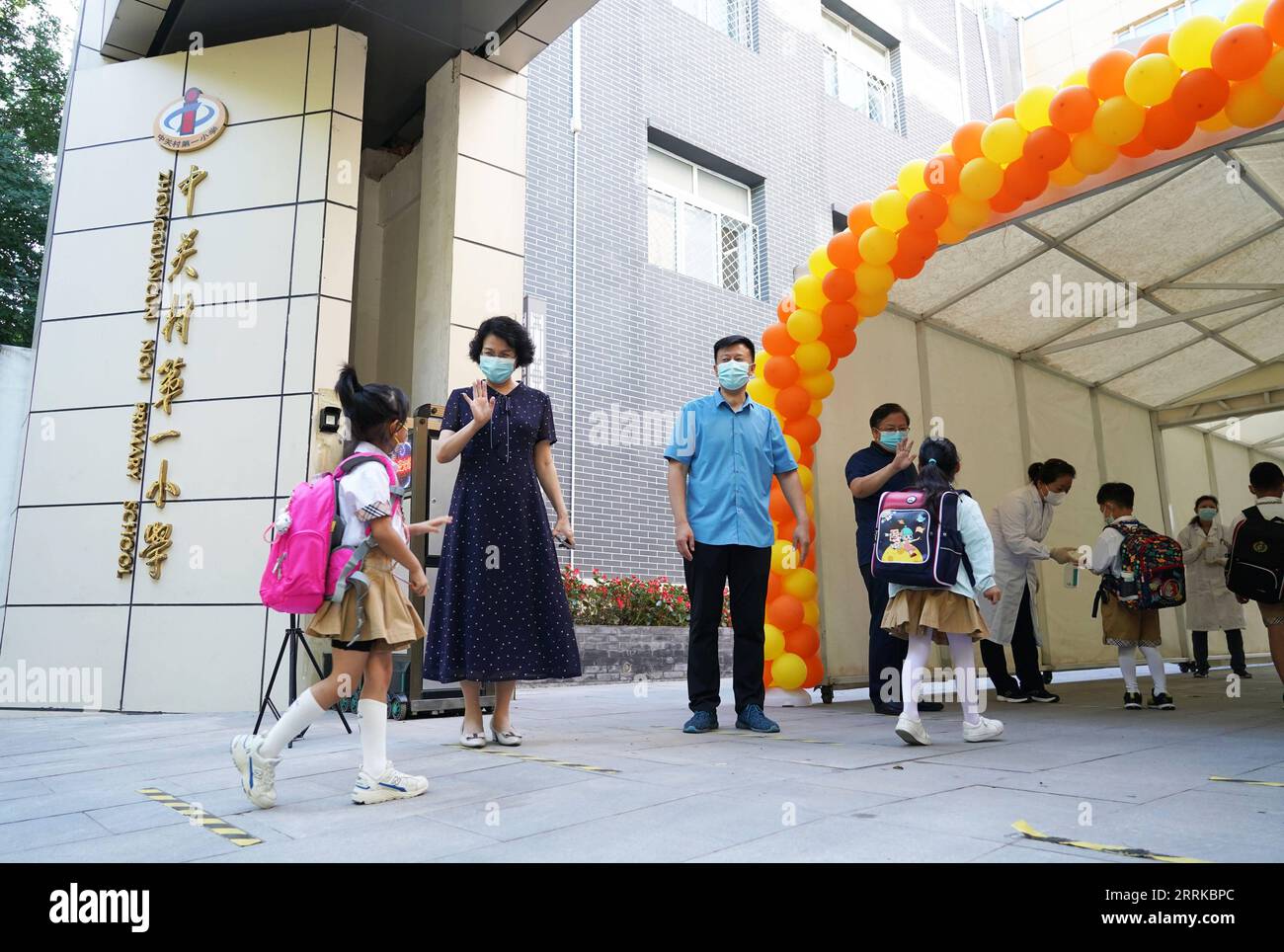 220831 -- BEIJING, Aug. 31, 2022 -- First grade students arrive at ...