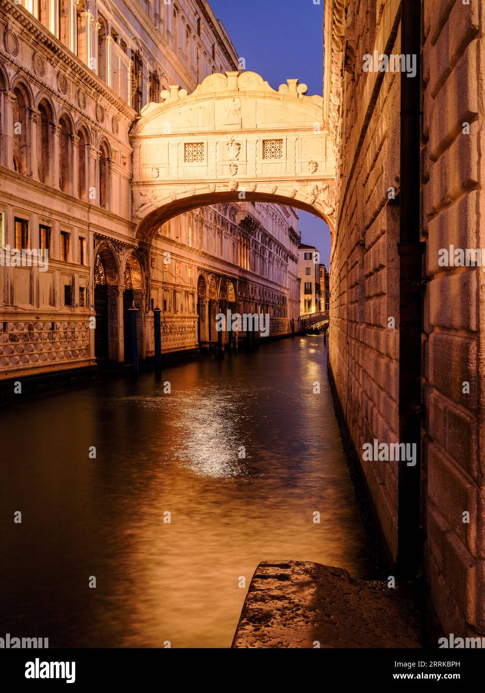 Bridge sighs prisons doges palace hi-res stock photography and images ...