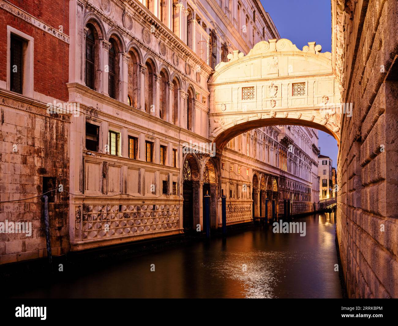 View over the Rio di Palazzo to the Bridge of Sighs, Venice Stock Photo ...