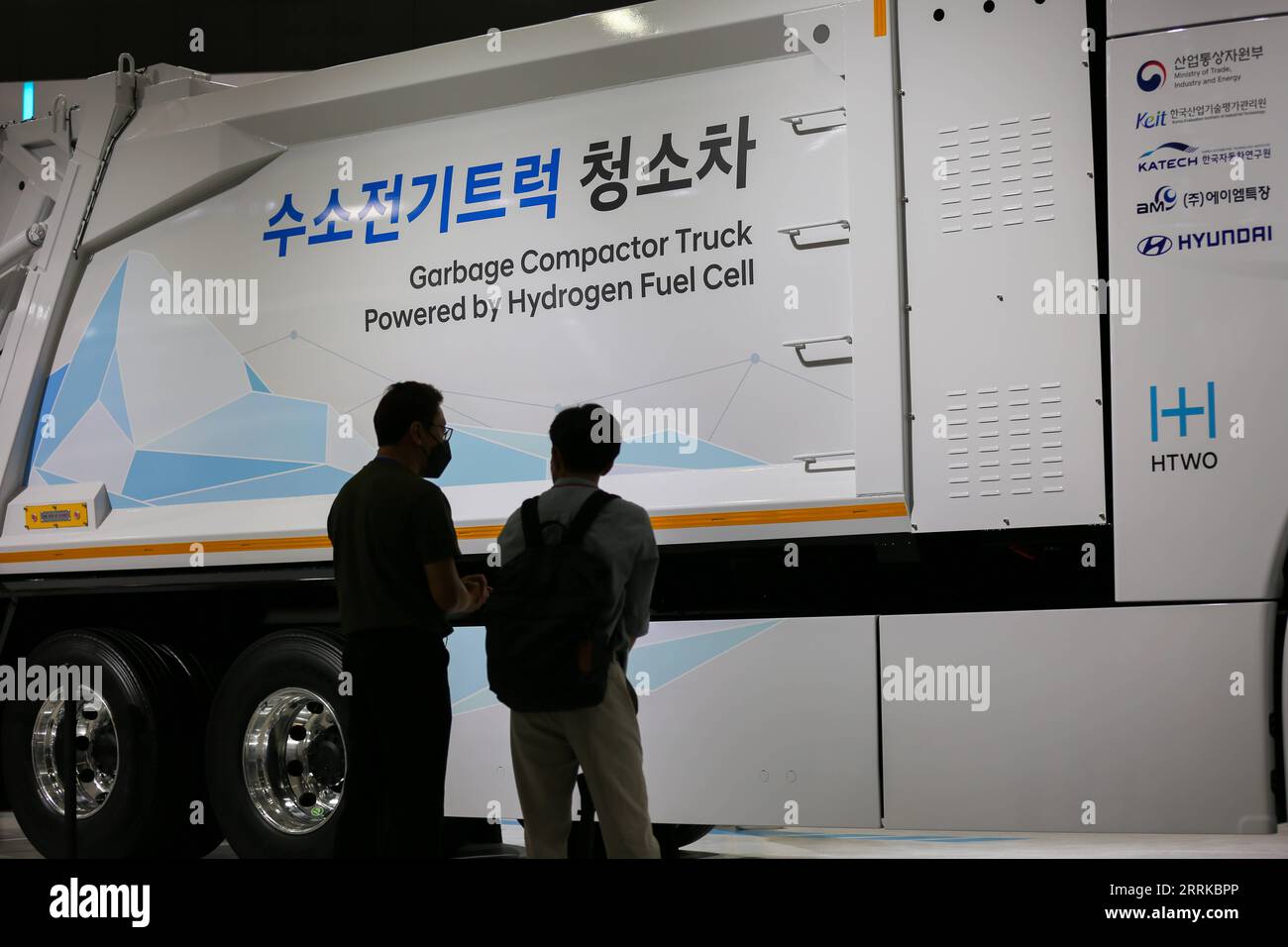 220831 -- GOYANG, Aug. 31, 2022 -- Visitors look at a garbage compactor ...