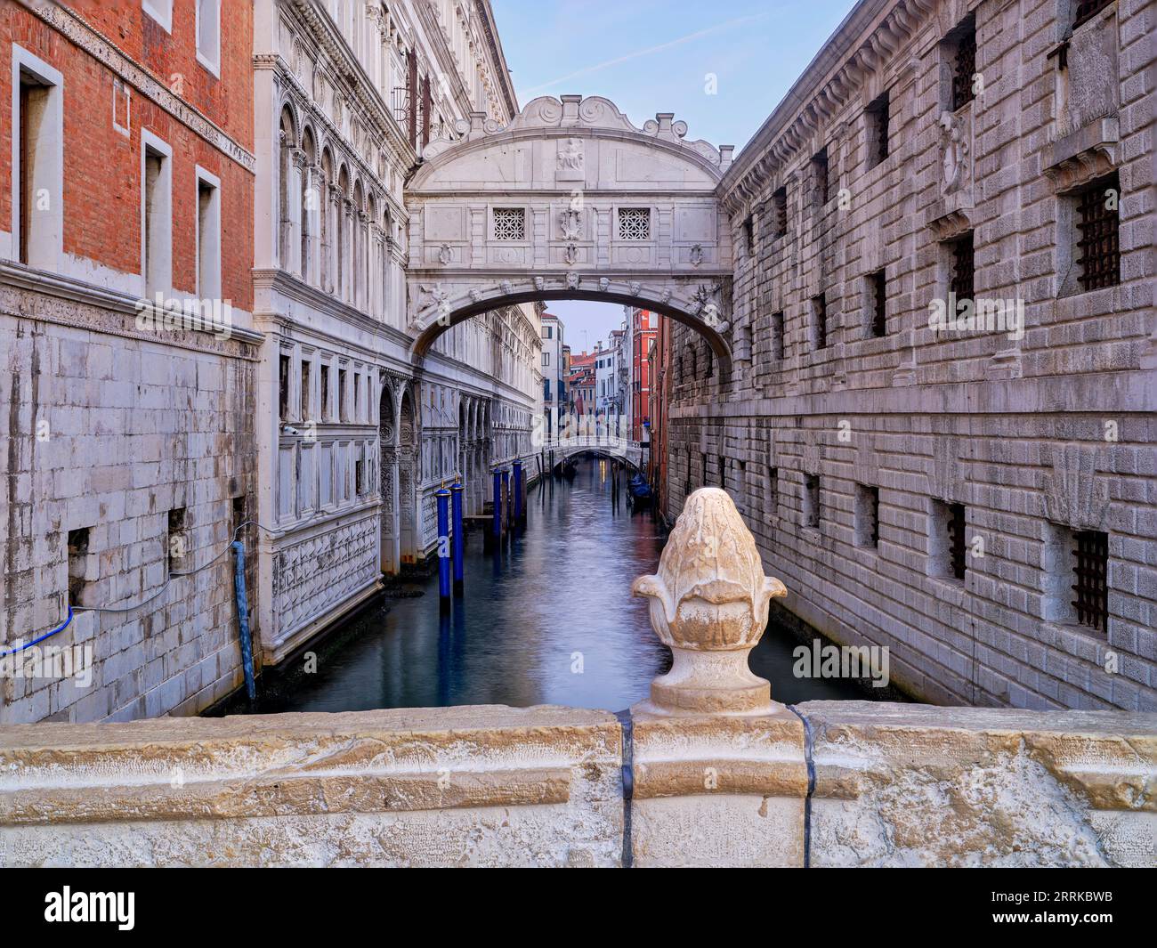 View over the Rio di Palazzo to the Bridge of Sighs, Venice Stock Photo ...