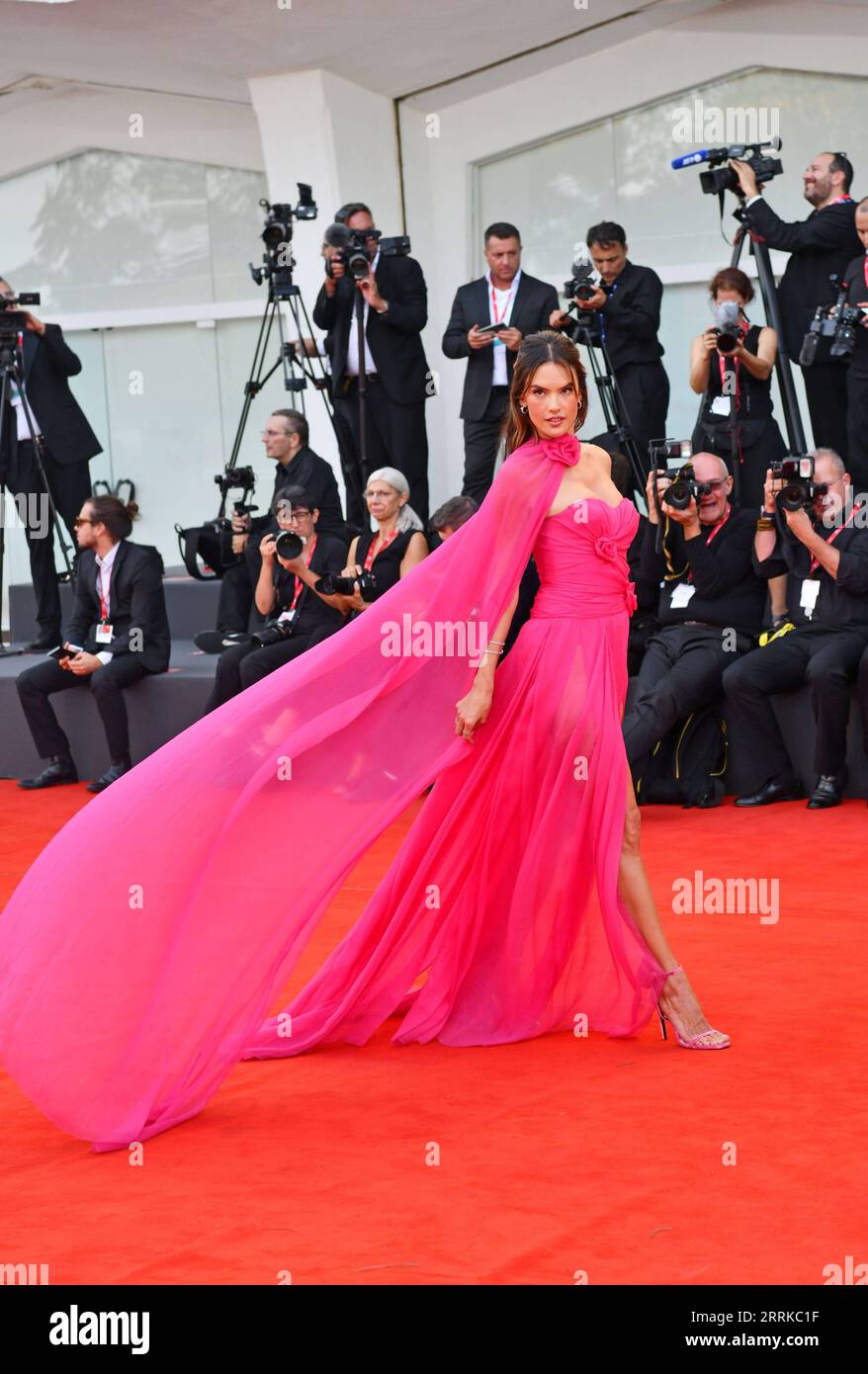 220831 -- VENICE ITALY, Aug. 31, 2022 -- Brazilian model Alessandra ...