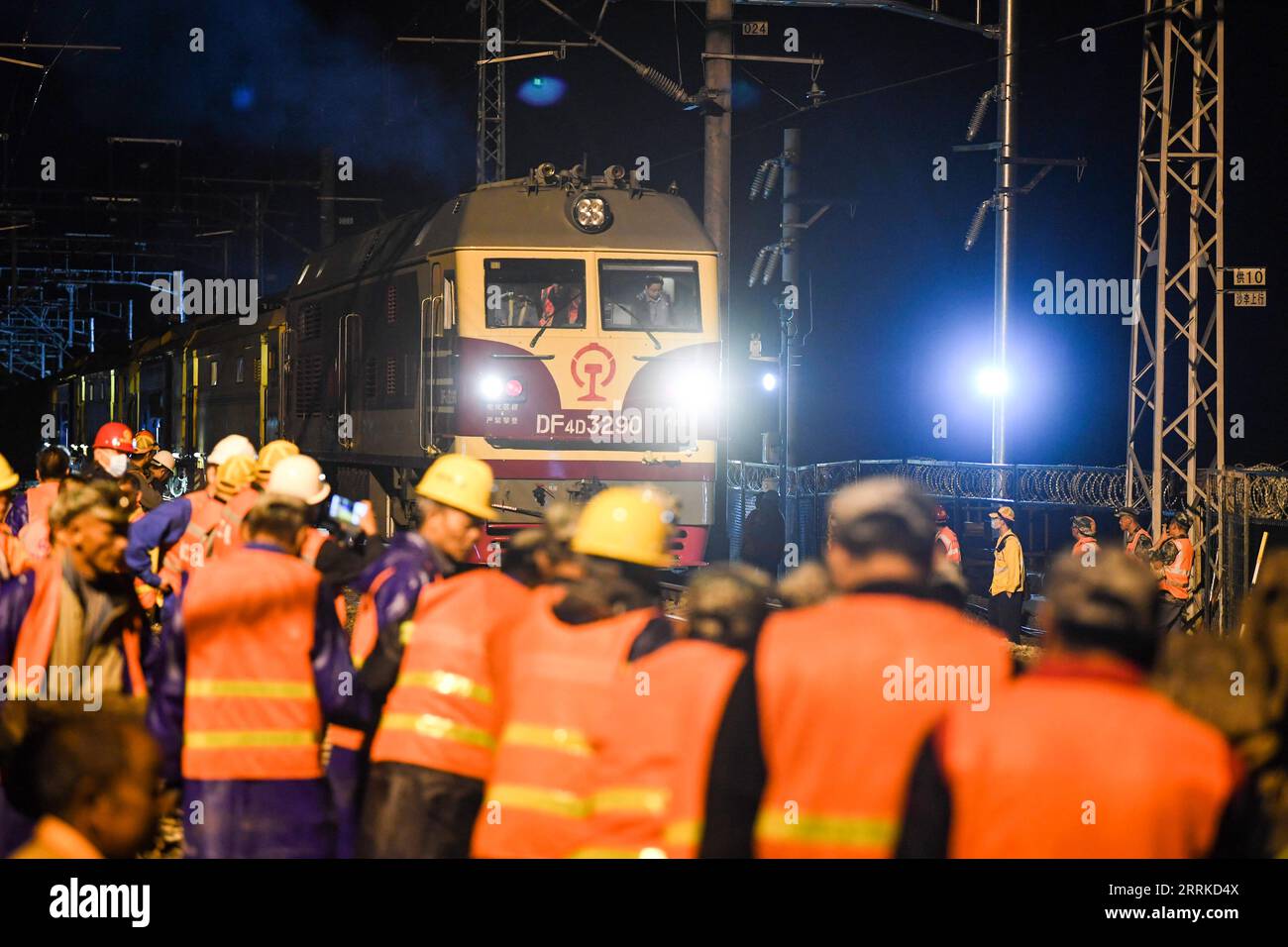 220903 -- SHIZHU, Sept. 3, 2022 -- Staff members work at the ...