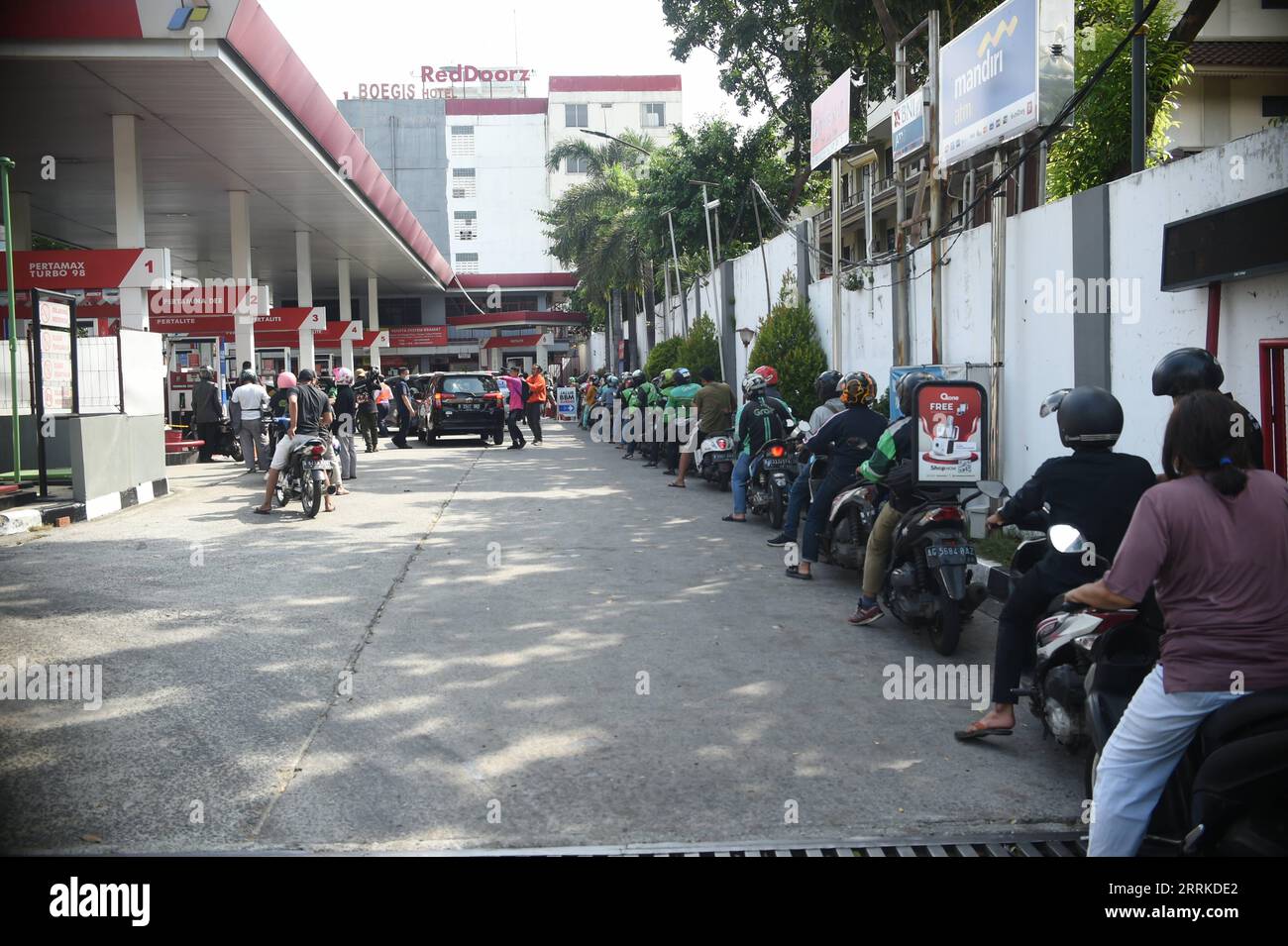 220903 -- JAKARTA, Sept. 3, 2022 -- Vehicles queue to refuel at a gas ...