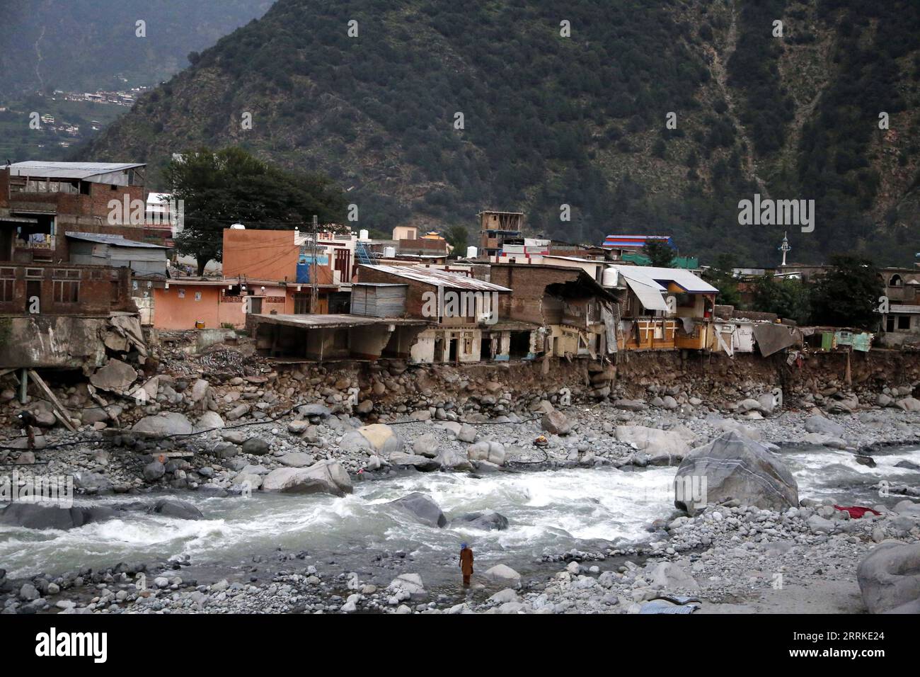 Pakistan, Schäden nach Flut im Swat-Tal 220904 -- SWAT, Sept. 4, 2022 ...
