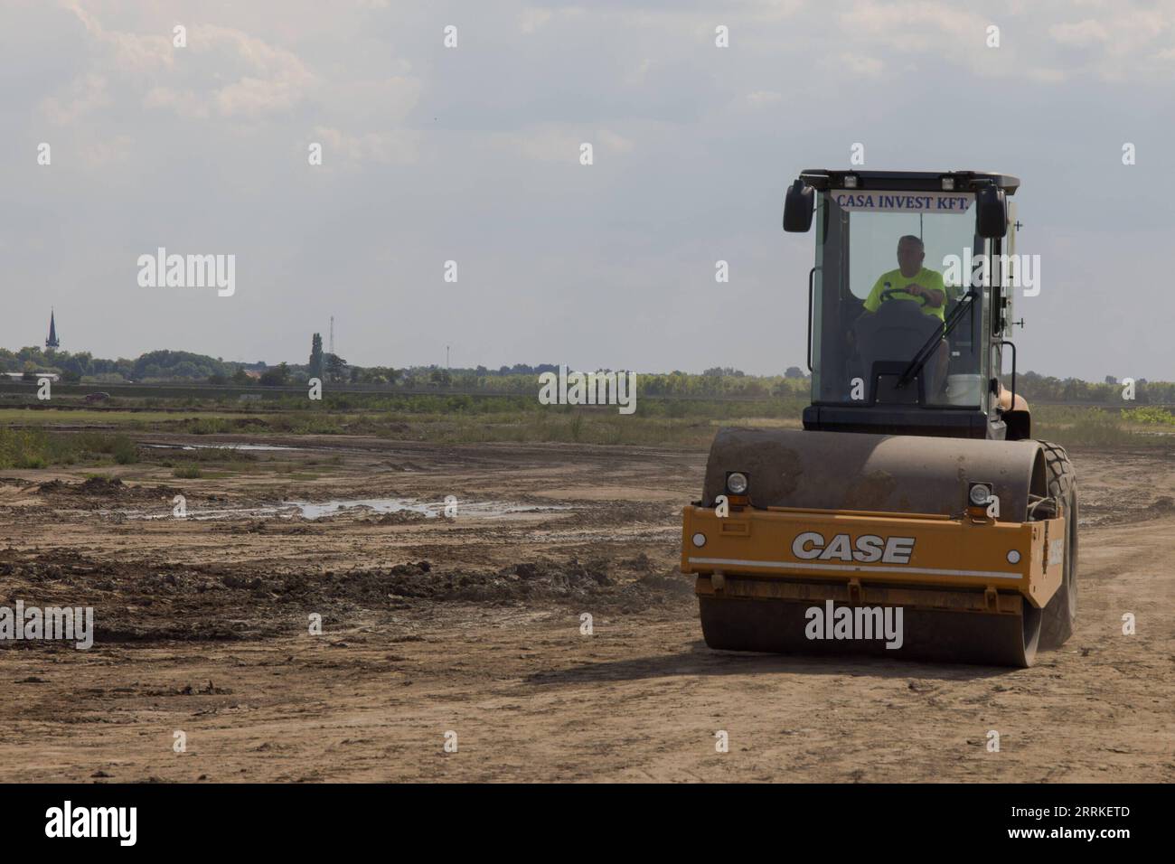 220905 -- DEBRECEN, Sept. 5, 2022 -- A roller works on a land where the CATL s new plant is ...