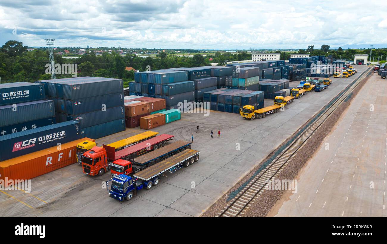 Freight trucks border hi-res stock photography and images - Alamy