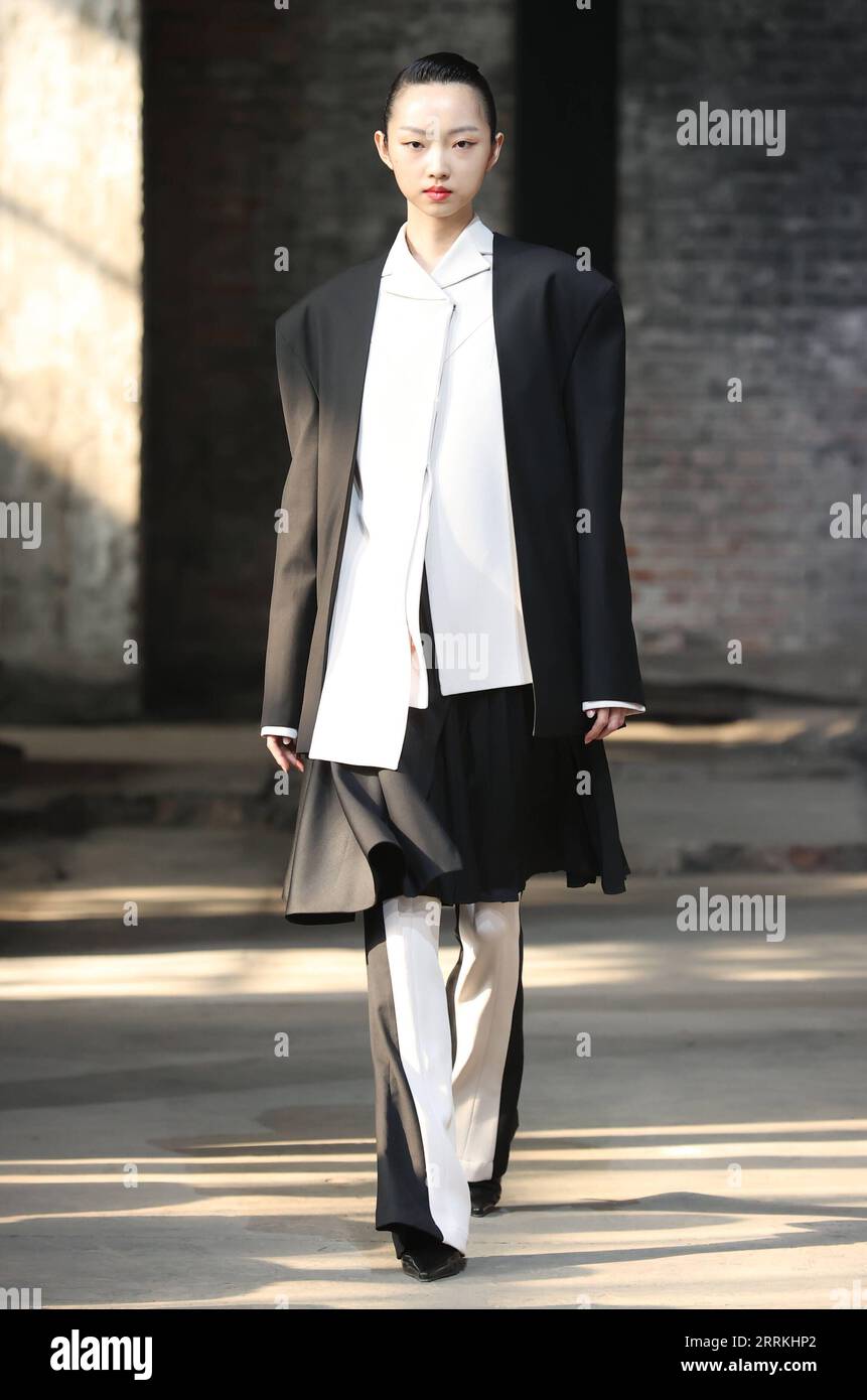 220910 -- BEIJING, Sept. 10, 2022 -- A model presents a creation by designer Fu Zhichen during ...