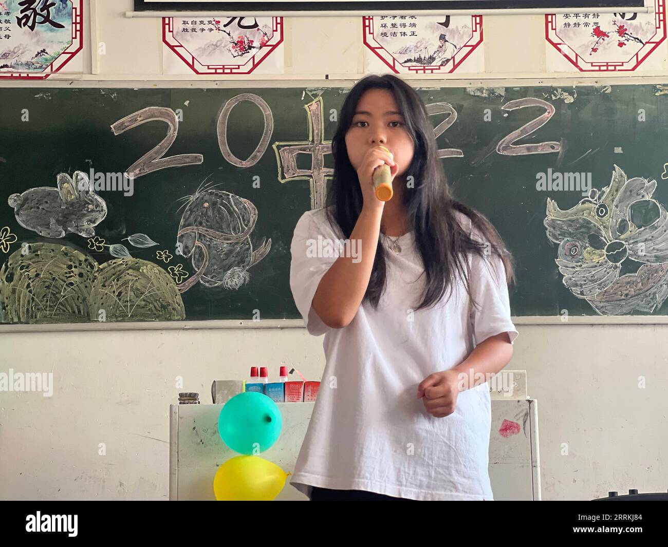 220911 -- TAIYUAN, Sept. 11, 2022 -- A senior high school student sings ...