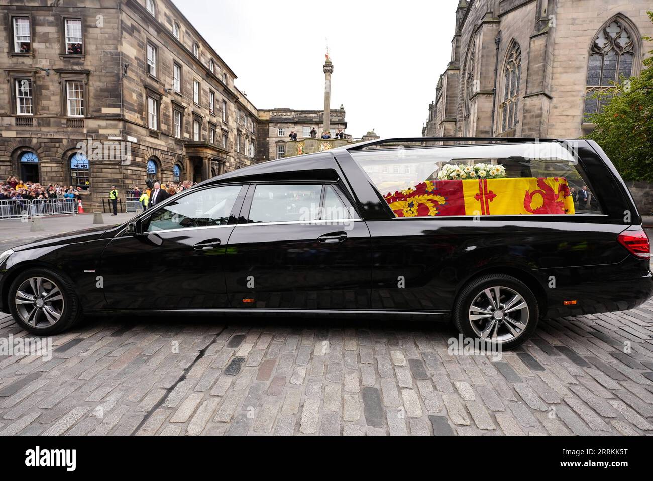 220912 -- EDINBURGH, Sept. 12, 2022 -- The hearse carrying the coffin ...
