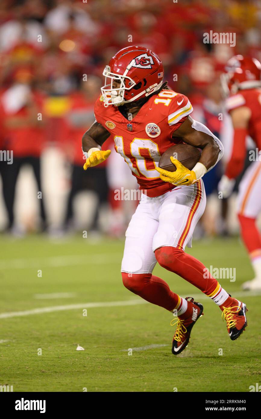 Kansas City Chiefs running back Isiah Pacheco carries the ball against ...