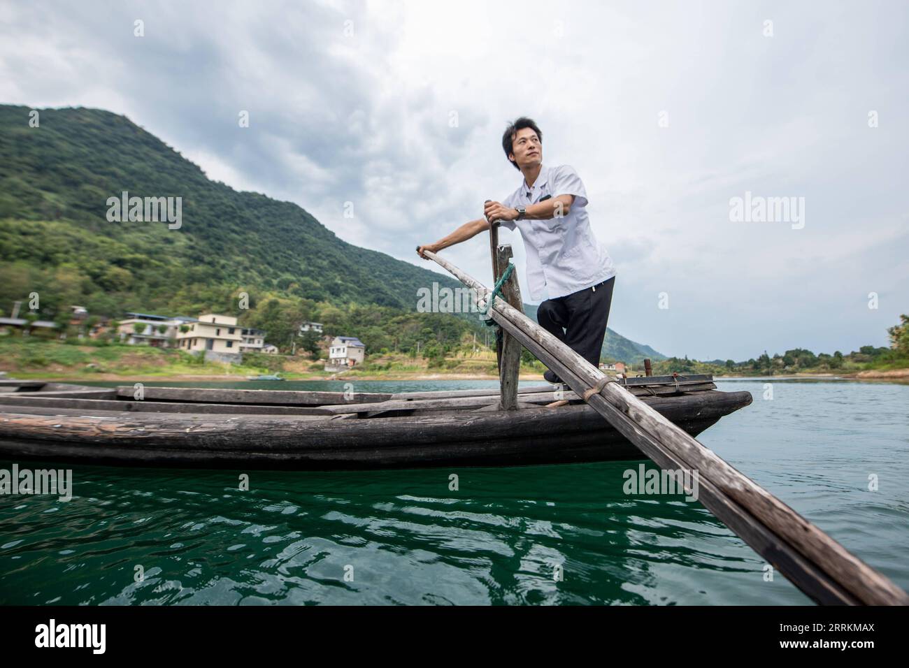 220913 -- YANGXIN, Sept. 13, 2022 -- Yin Chuanbo rows a boat on his way ...