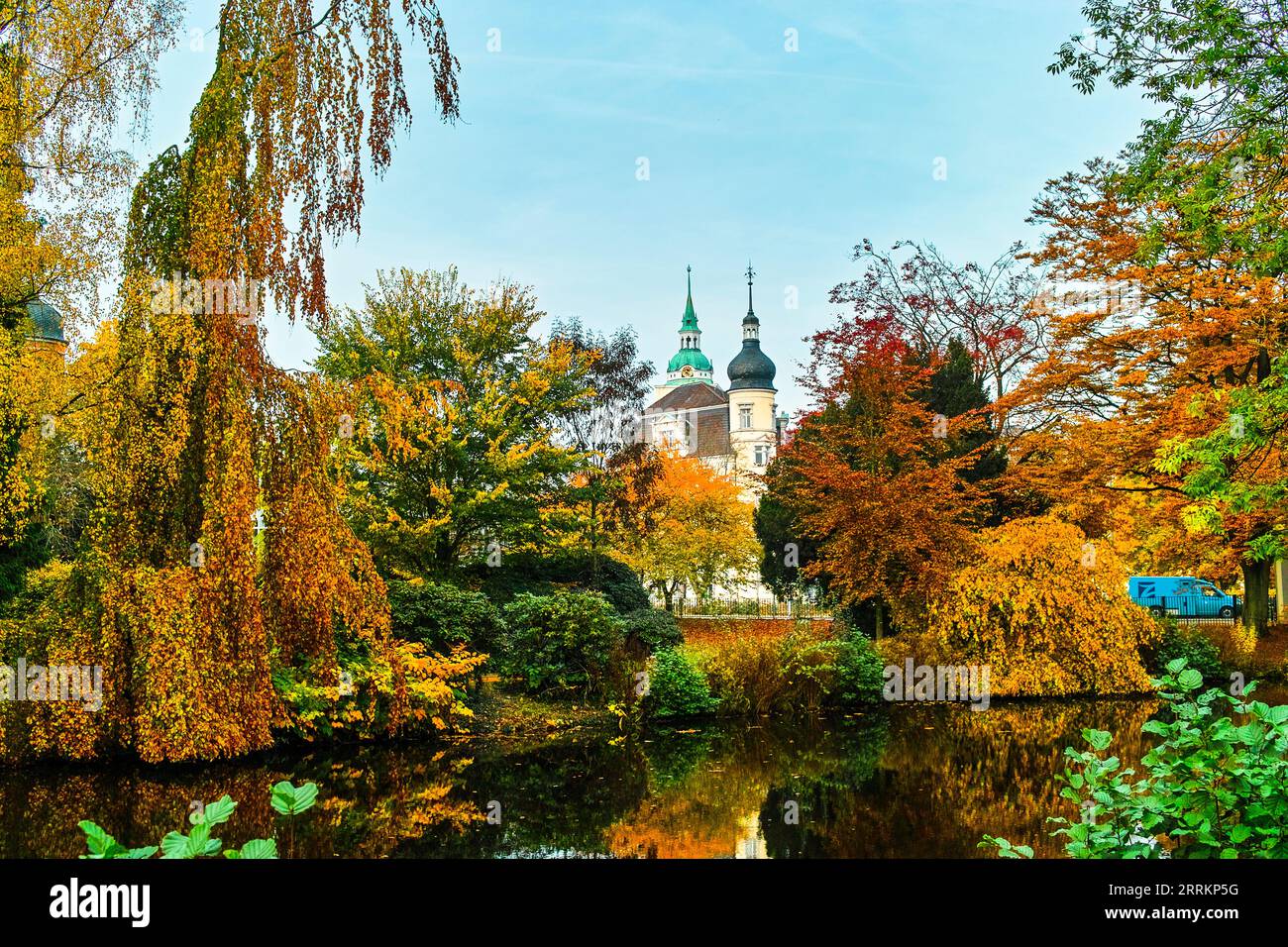 Autumn comes in many colors in Oldenburg's Schlossgarten, a park ...