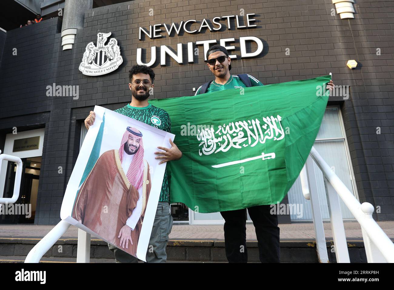 Saudi arabian football fans saudi hi-res stock photography and images ...