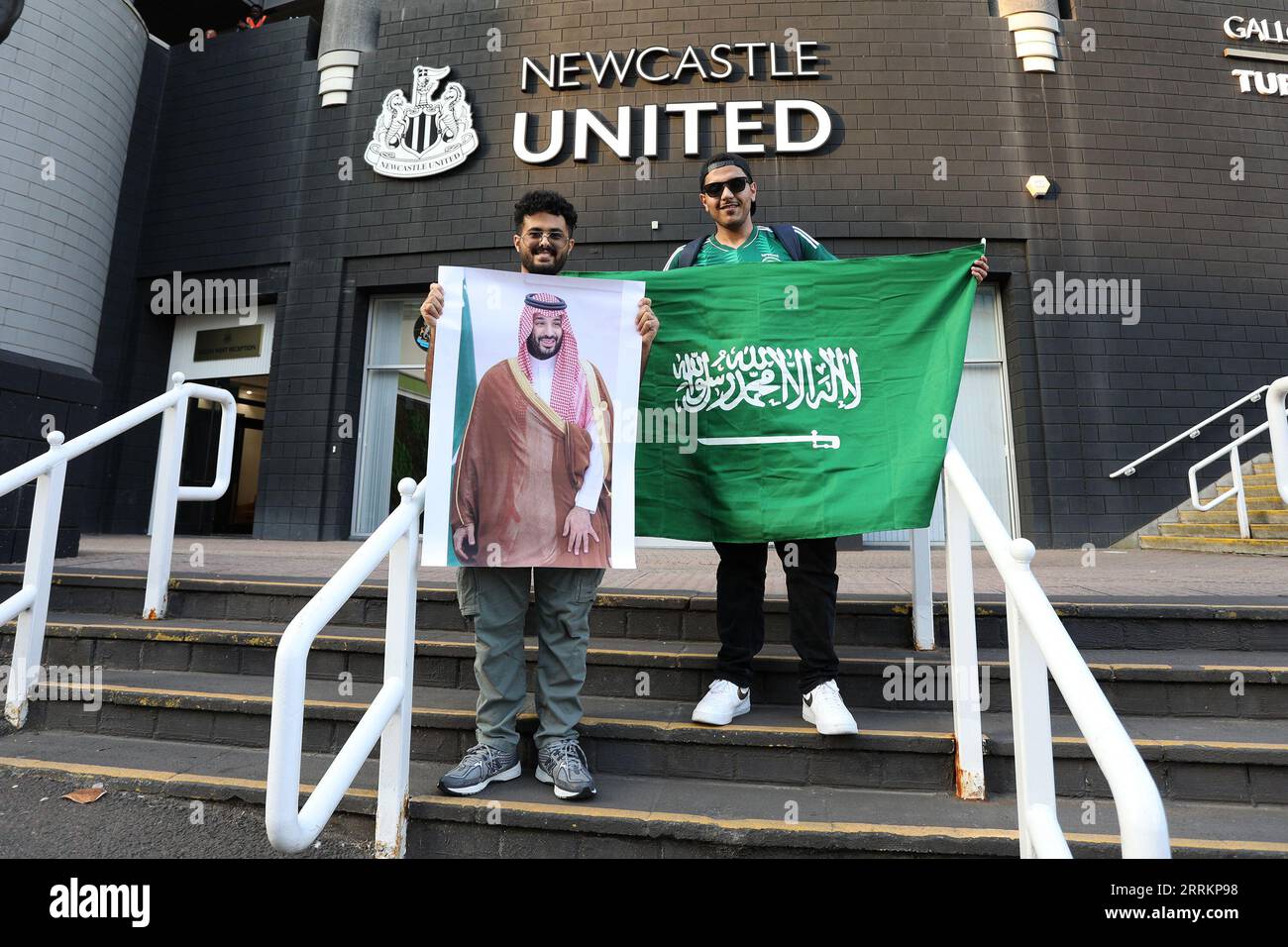 Saudi arabian football fans saudi hi-res stock photography and images ...
