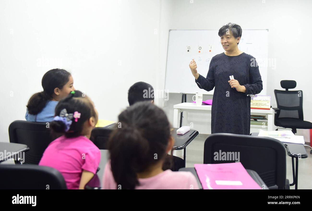 220916 -- KUWAIT CITY, Sept. 16, 2022 -- A teacher gives a Chinese ...