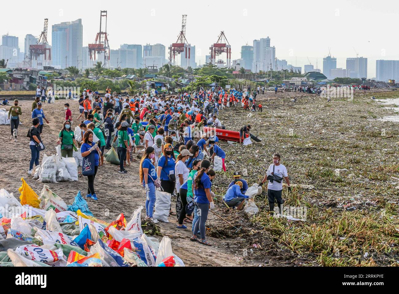 220917 -- MANILA, Sept. 17, 2022 -- People collect rubbish along the ...