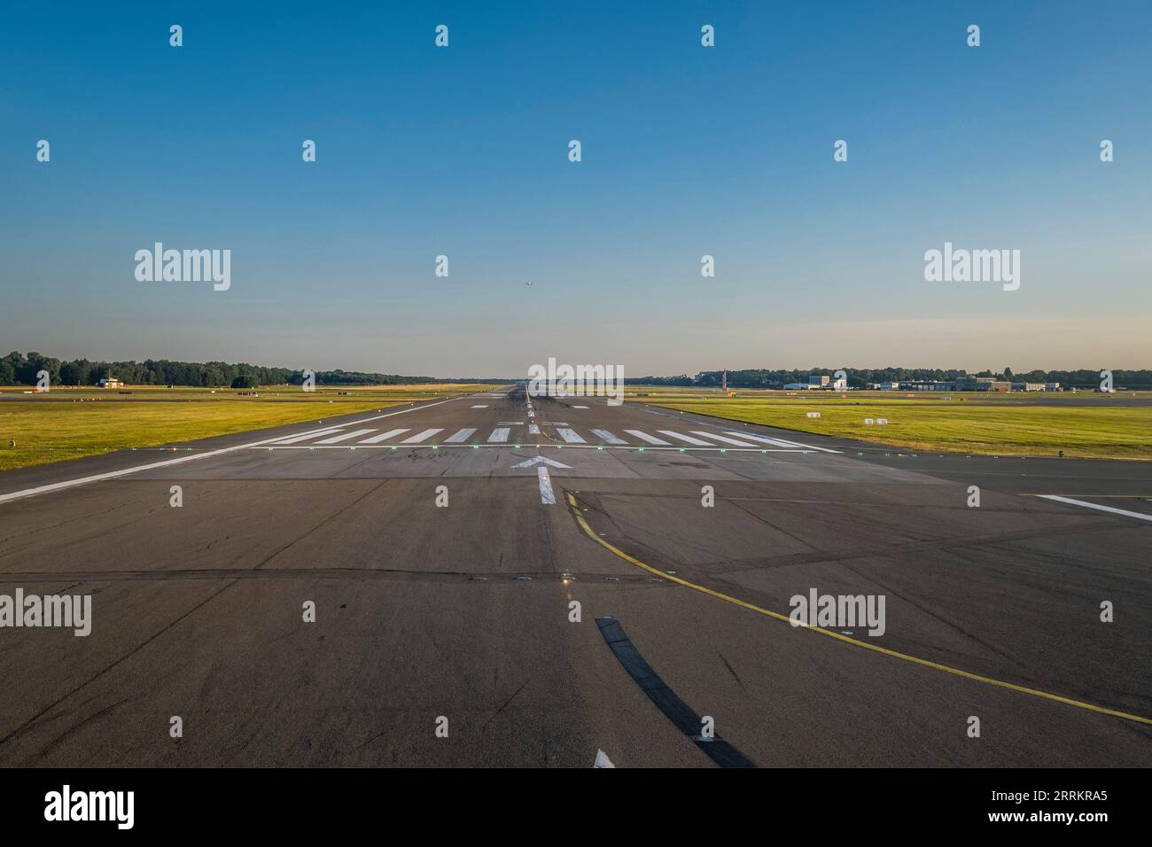 Aircraft on the tarmac and runway of hamburg airport hi-res stock ...