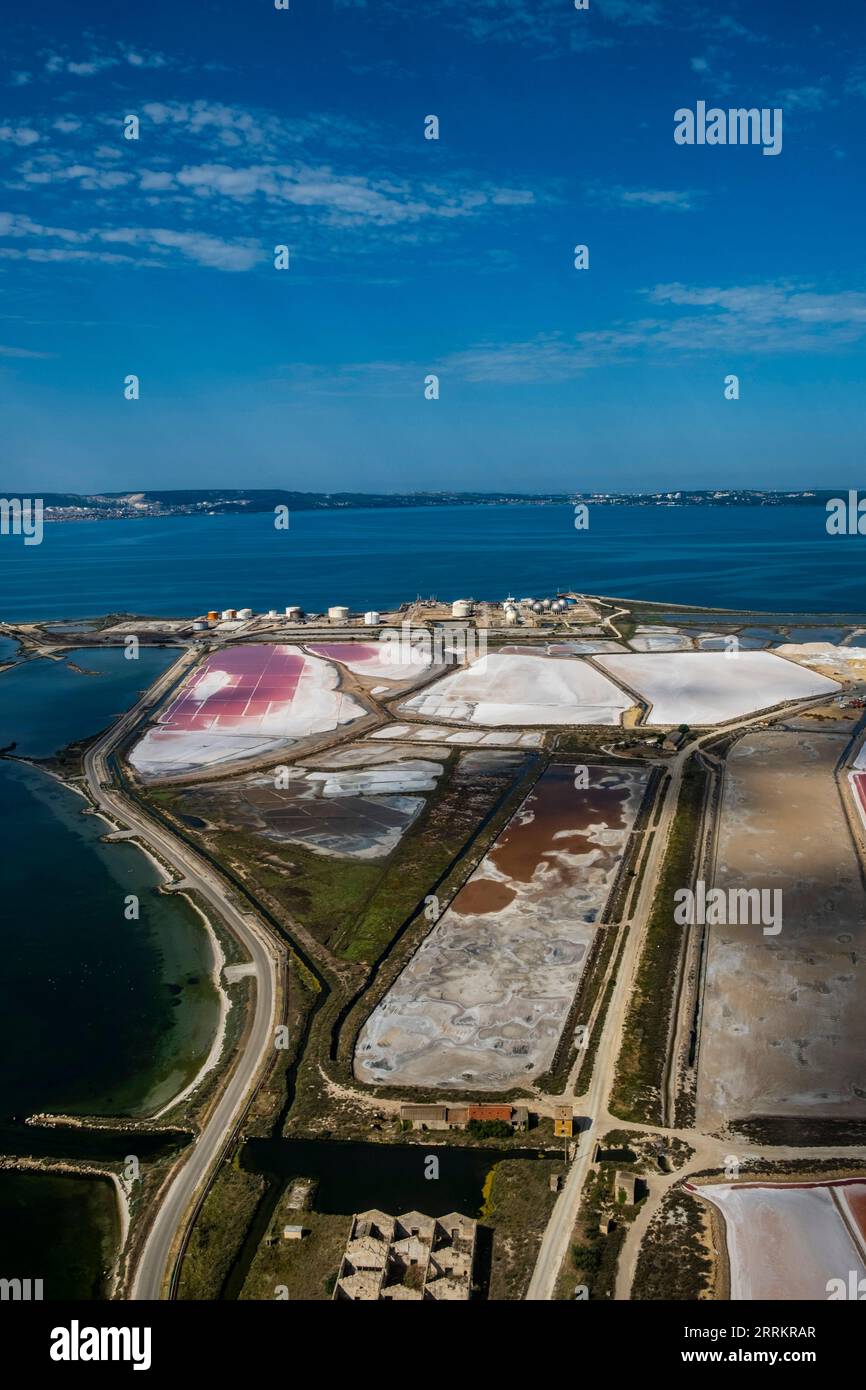 Etang de berre with salt extraction hi-res stock photography and images ...