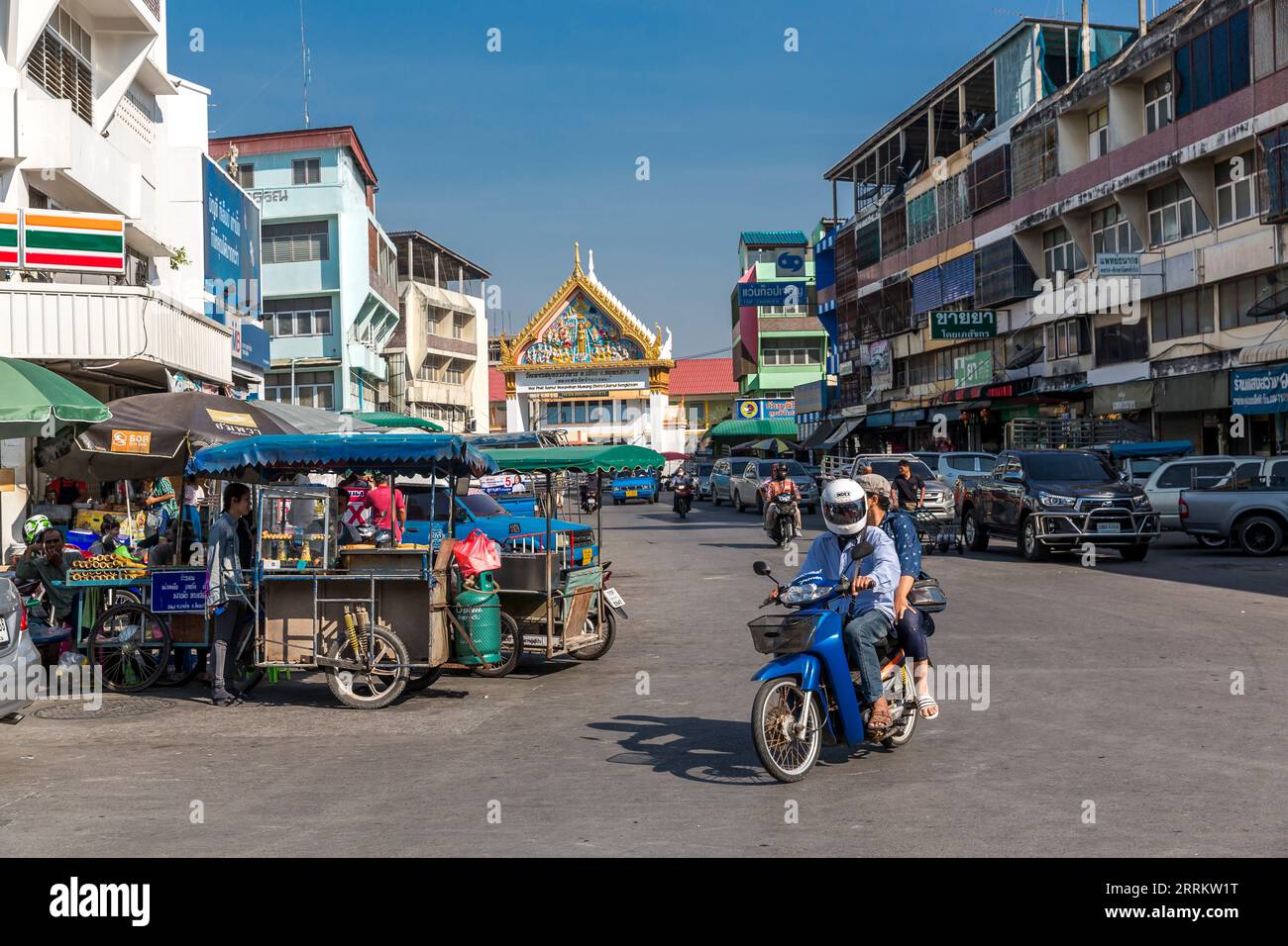 Entrance to market, street scene, Maeklong Railway market, Talad Rom ...